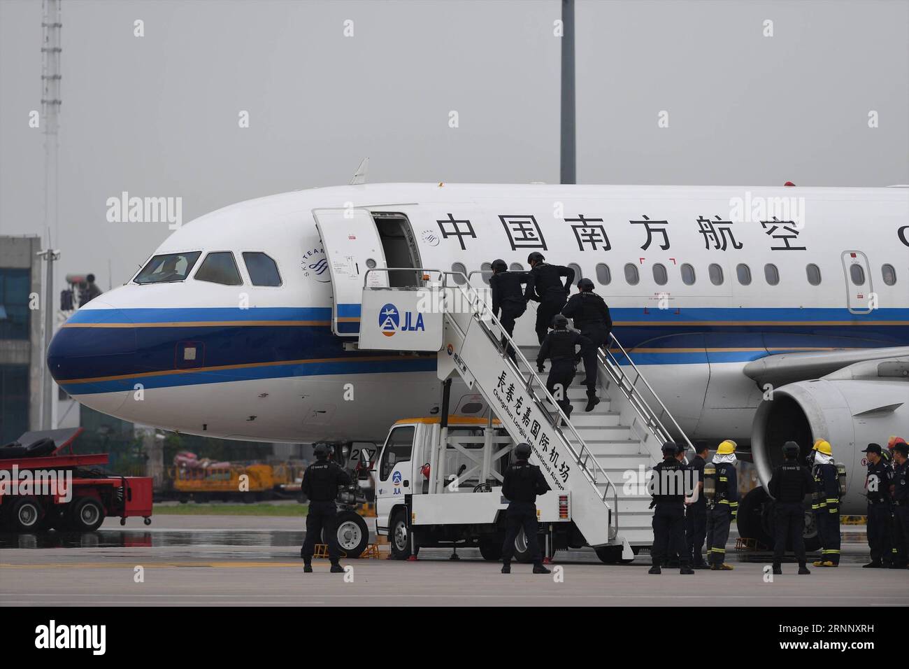 Swat team rescue hi-res stock photography and images - Alamy