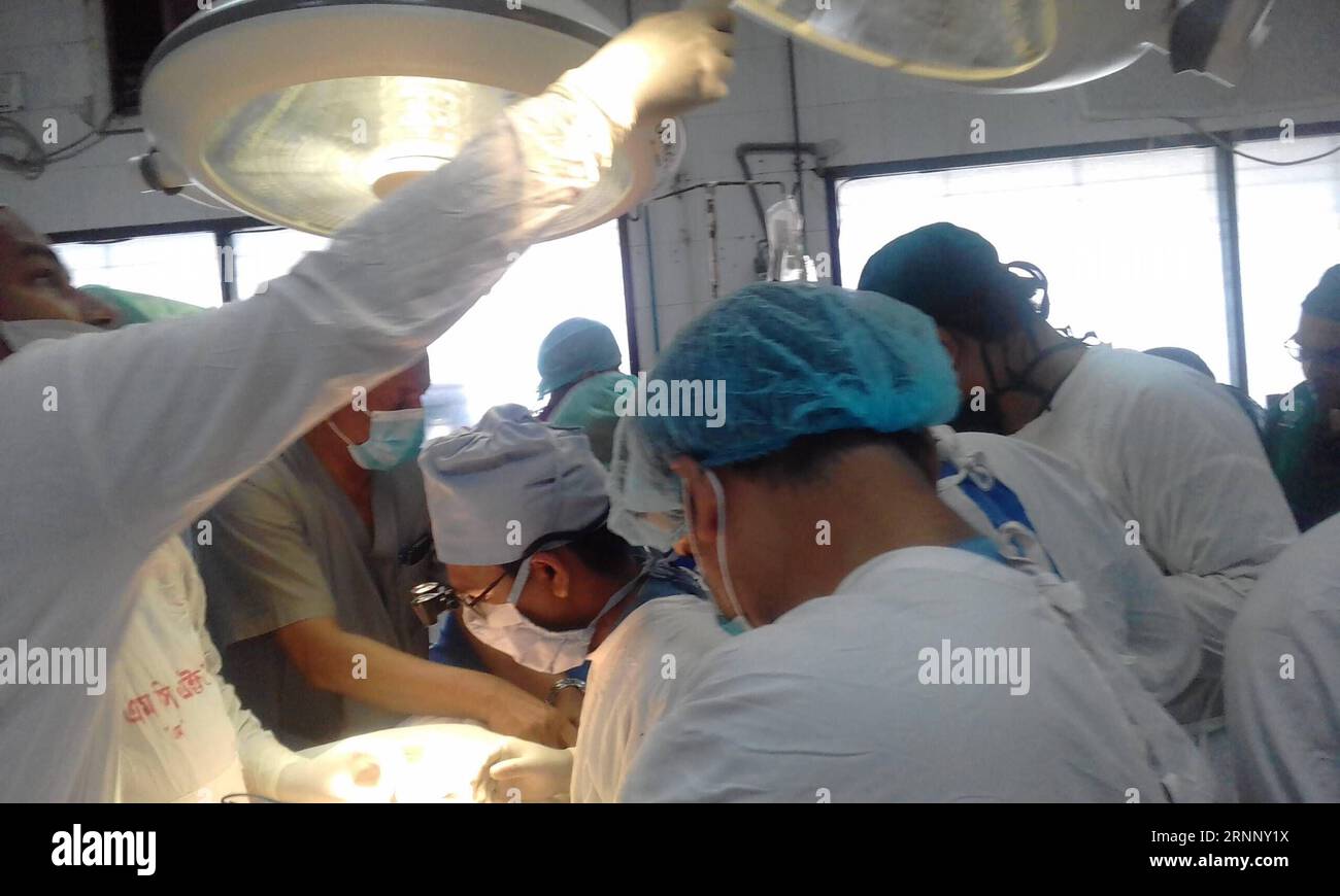 (170801) -- DHAKA, Aug. 1, 2017 -- Surgeons make operation in Dhaka ...