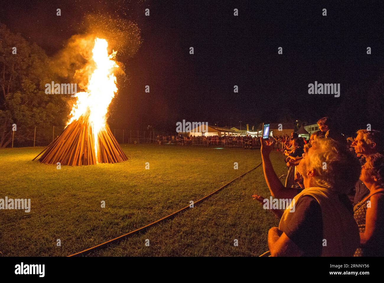 (170801) -- GENEVA, Aug. 1, 2017 -- People watch a bonfire lit up to ...