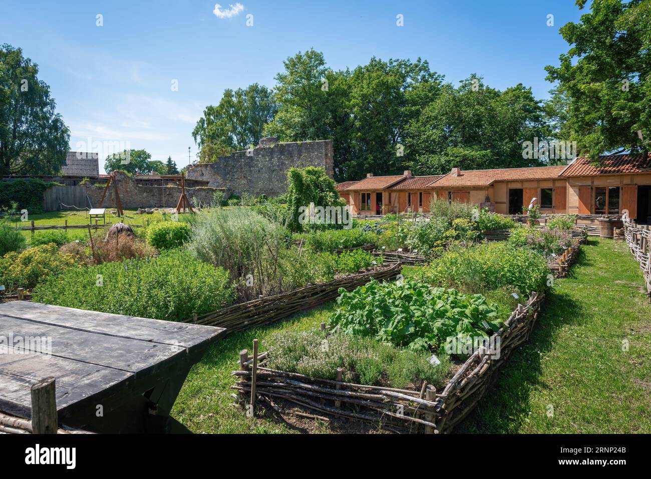Walled garden medieval hi-res stock photography and images - Alamy