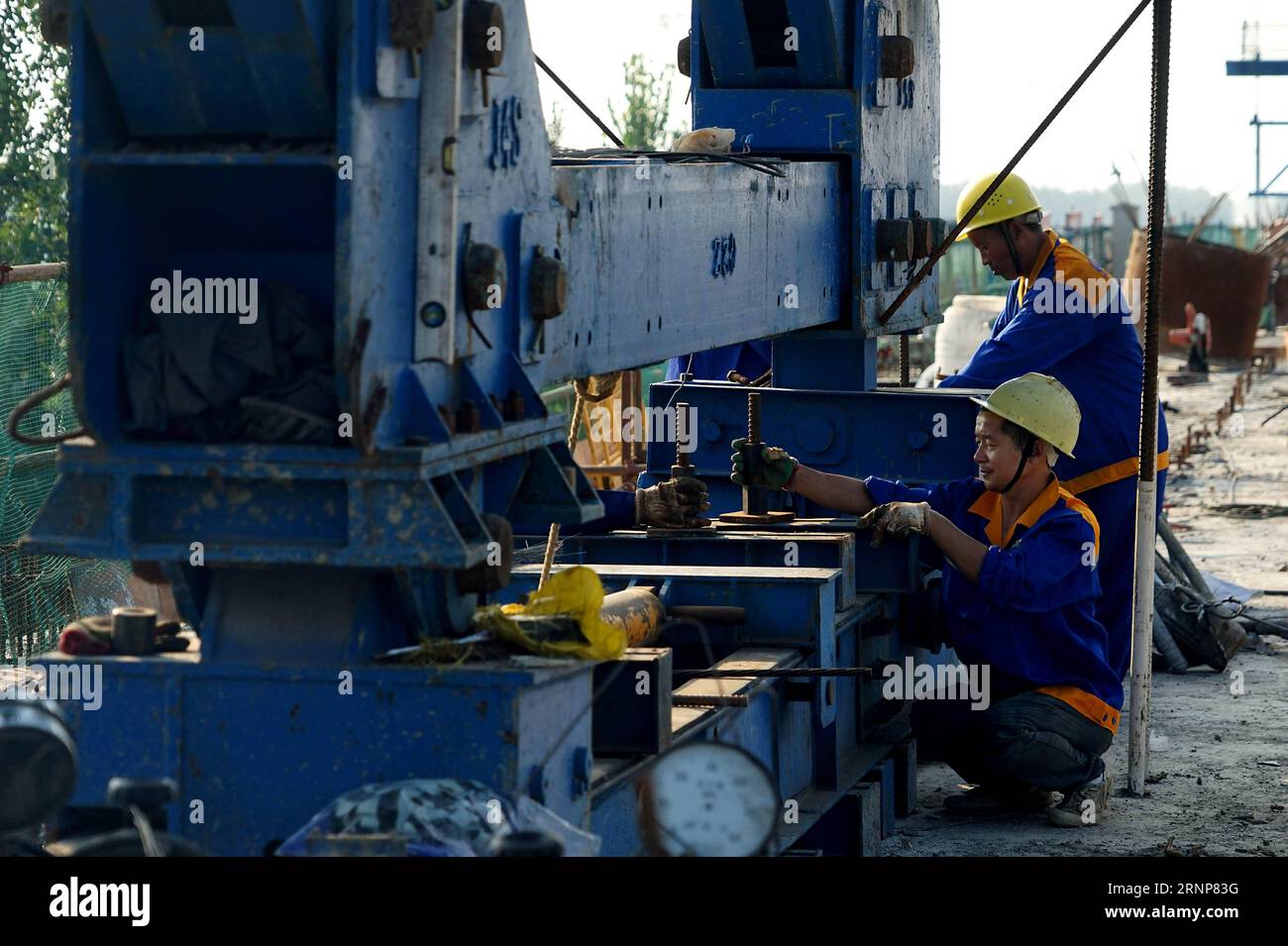 (170815) -- ZHENGZHOU, Aug. 15, 2017 -- Workers work in the ...
