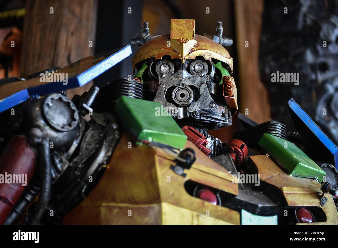 Scrap metal robot hi-res stock photography and images - Alamy
