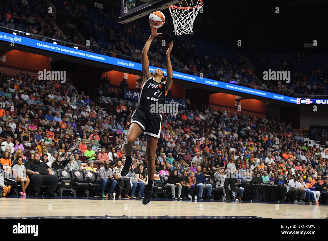 Wnba layup hi-res stock photography and images - Alamy