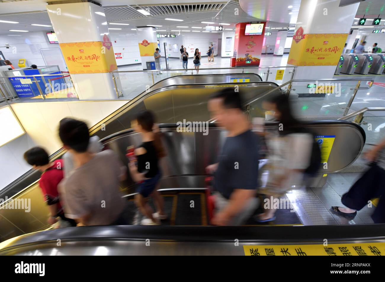 (170819) -- NANCHANG, Aug. 19, 2017 -- Passengers enter the Metro ...