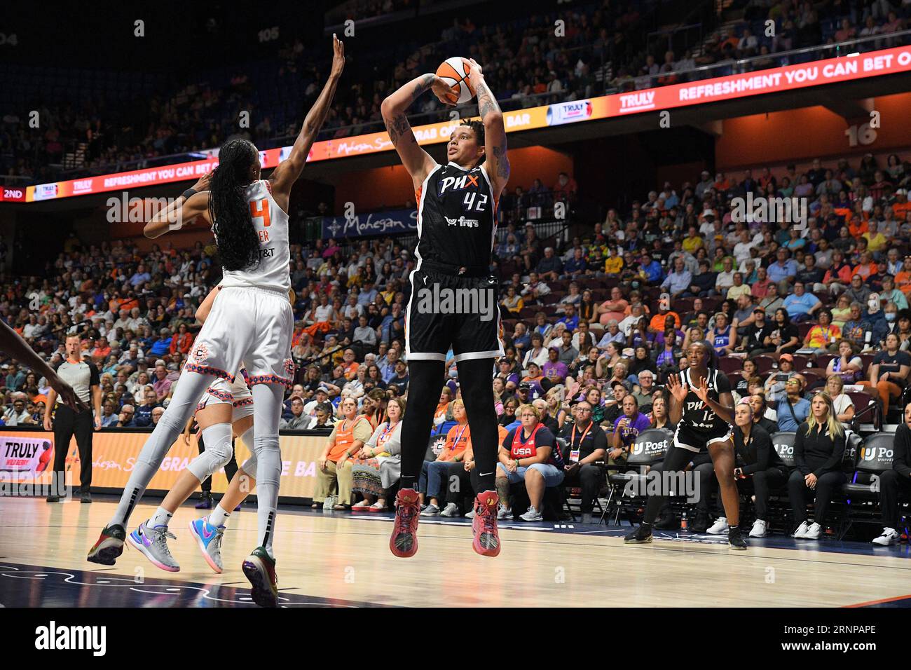 August 31, 2023: Phoenix Mercury center Brittney Griner (42) shoots the ...