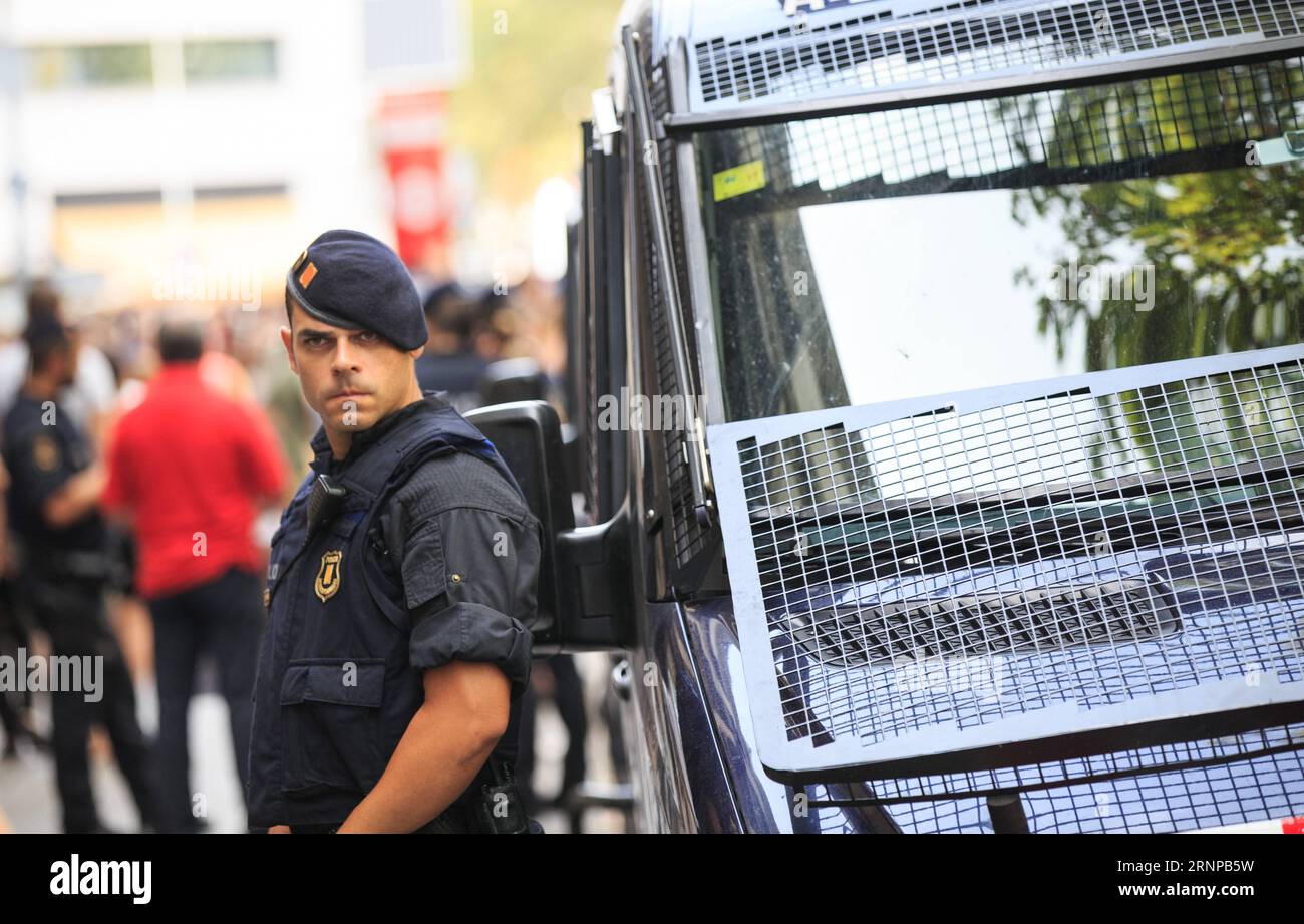 (170820) -- BARCELONA, Aug. 20, 2017 -- A Spanish policeman patrols in ...