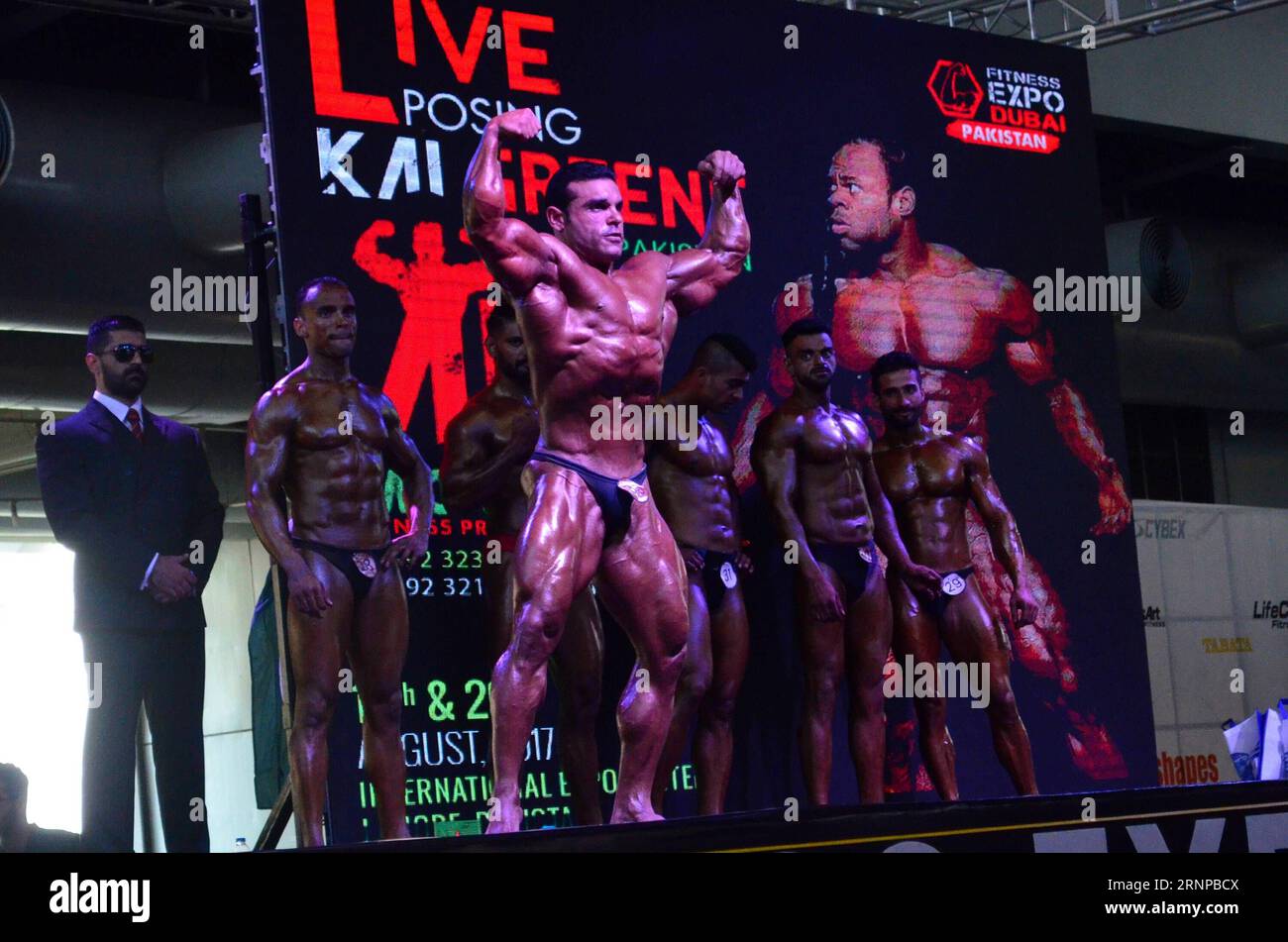 (170821) -- LAHORE, Aug. 21, 2017 -- A Pakistani bodybuilder poses on ...