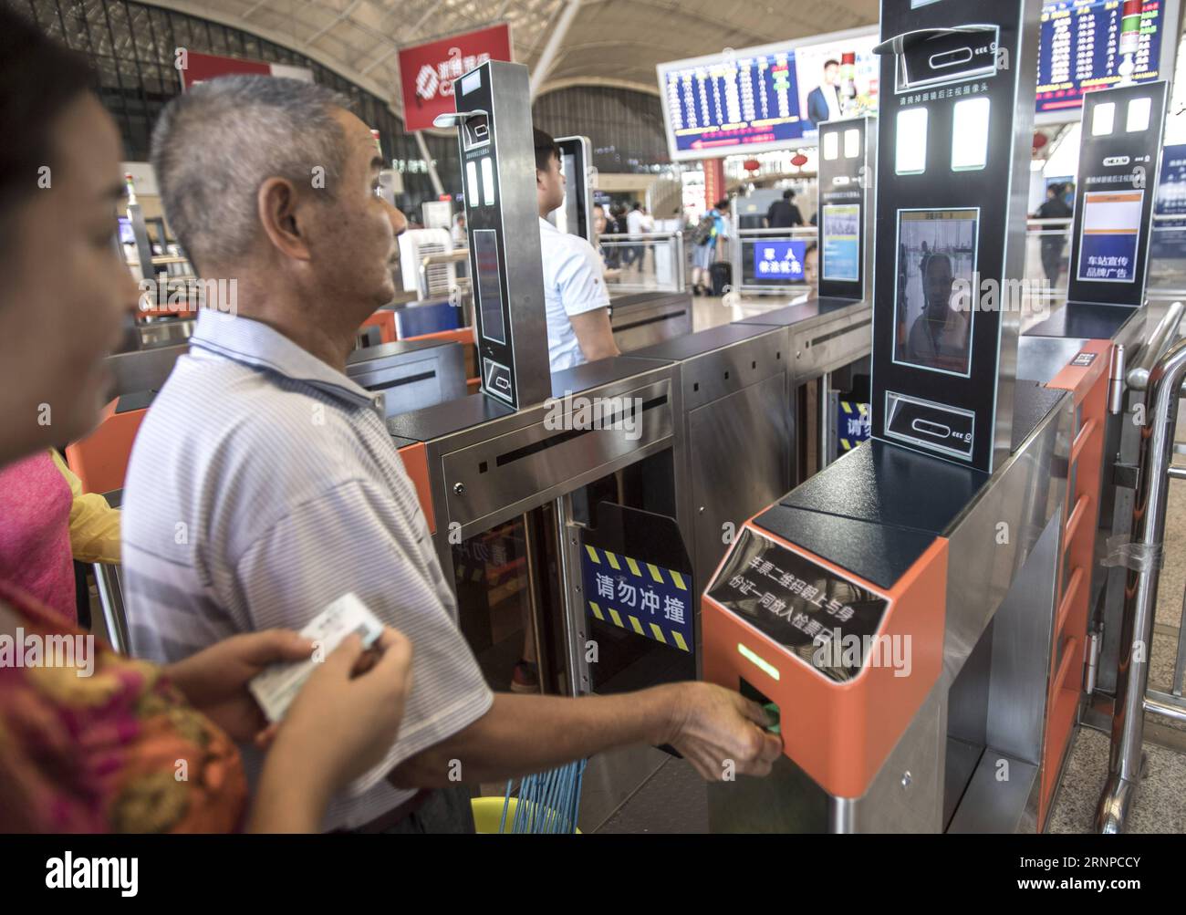 (170822) -- WUHAN, Aug. 22, 2017 -- A passenger uses his identification ...
