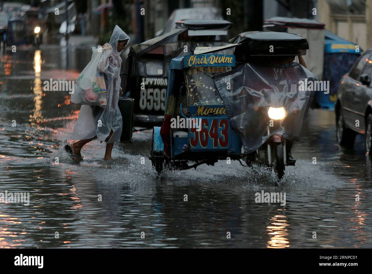 (170822) -- MAKATI CITY, Aug. 22, 2017 -- A vehicle wades through the ...