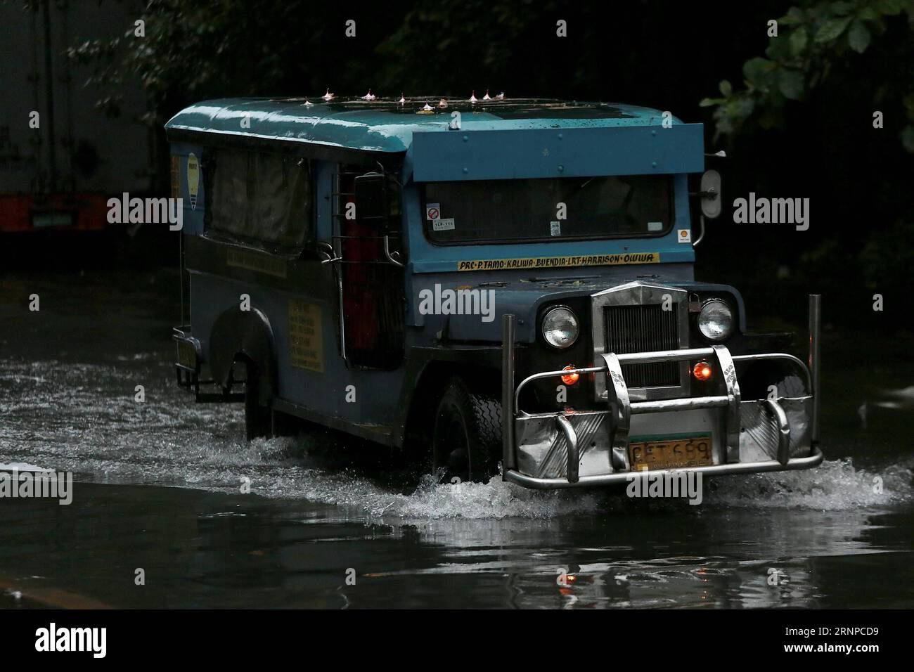 (170822) -- MAKATI CITY, Aug. 22, 2017 -- A vehicle wades through the ...