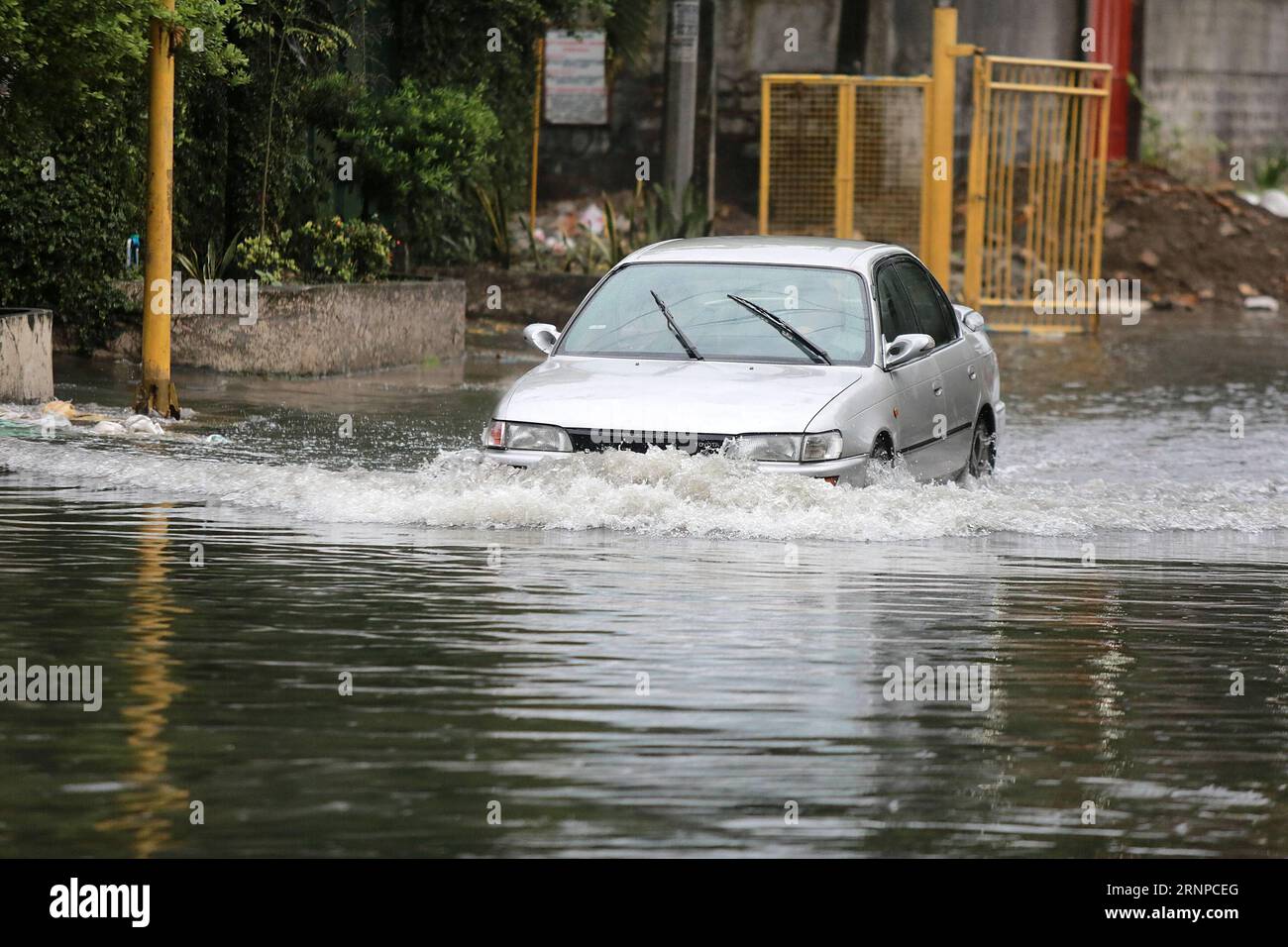 (170822) -- MAKATI CITY, Aug. 22, 2017 -- A vehicle wades through the ...