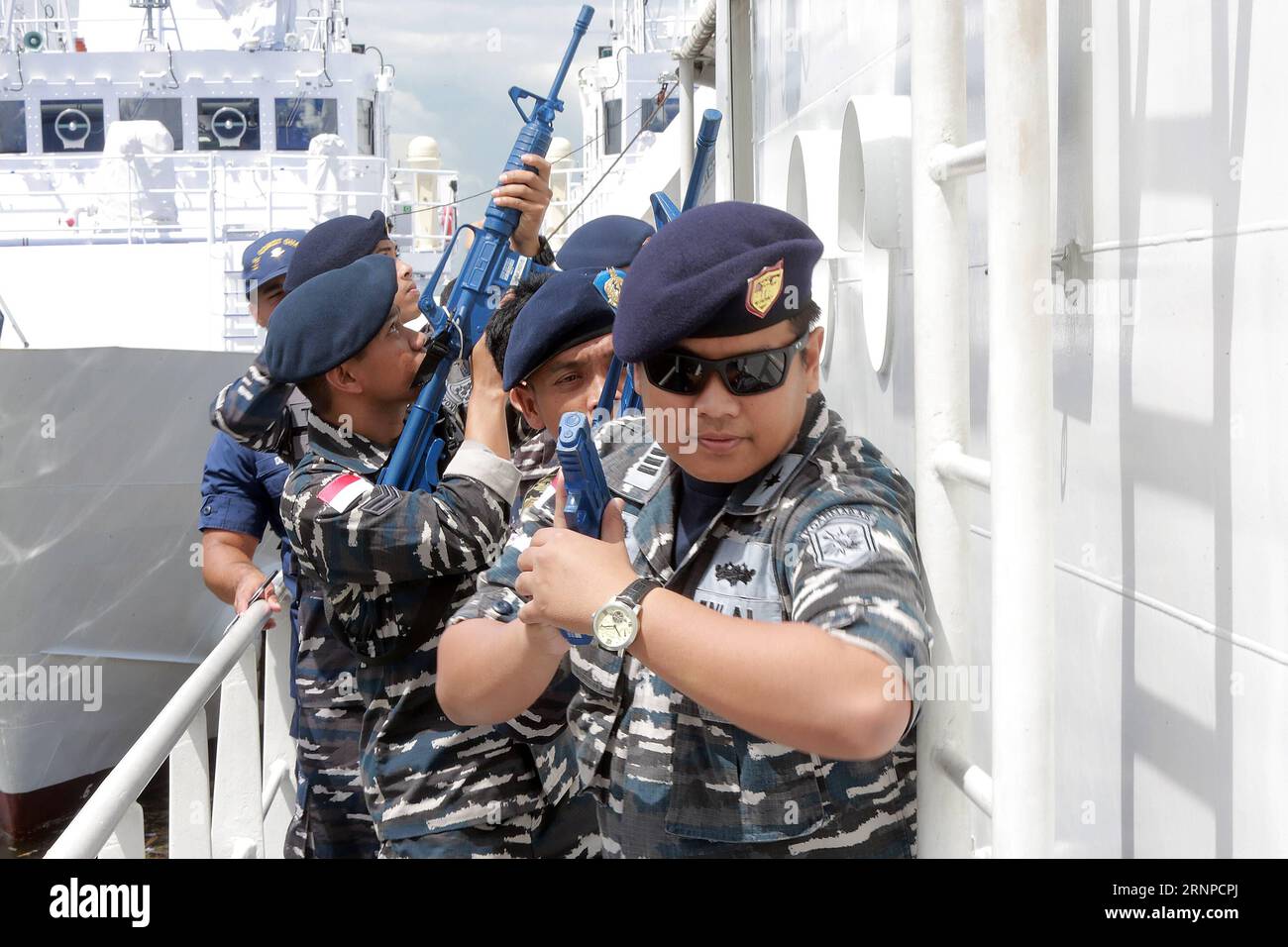 170823 Manila Aug 23 2017 Members Of The Philippine Navy And