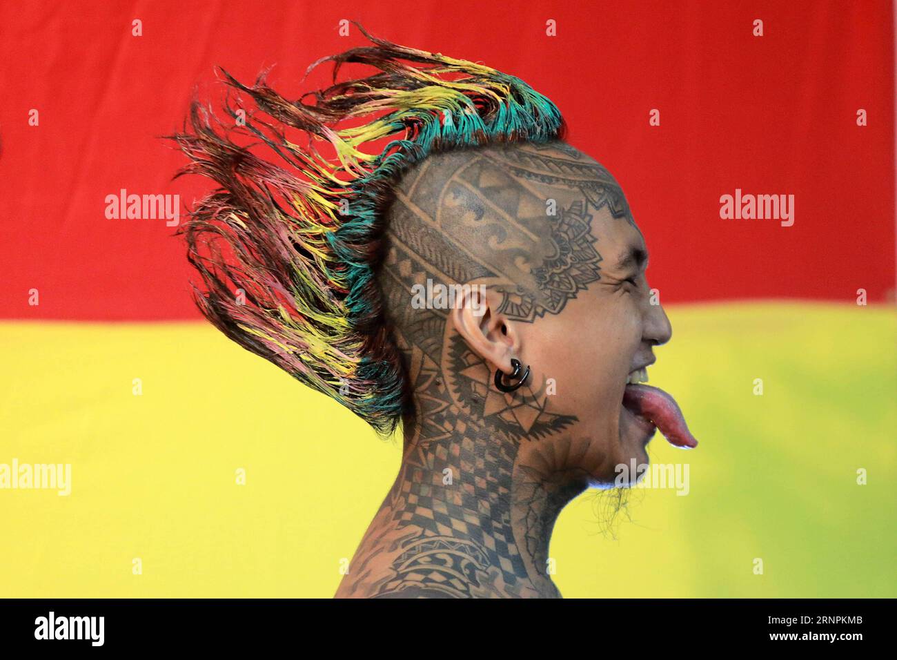 (170901) -- PASAY CITY, Sept. 1, 2017 -- A participant shows his ...