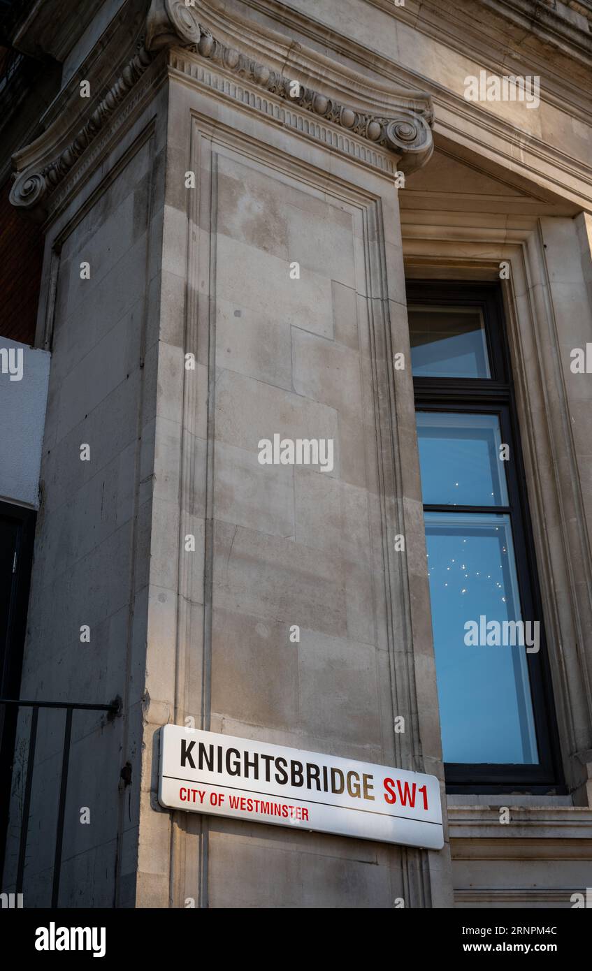 Knightsbridge street sign hi-res stock photography and images - Alamy