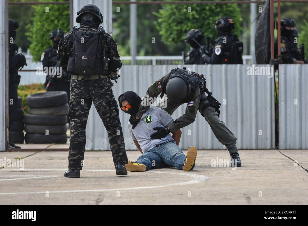 (170906) -- NAKHON PATHOM, Sept. 6, 2017 -- A law enforcement officer ...