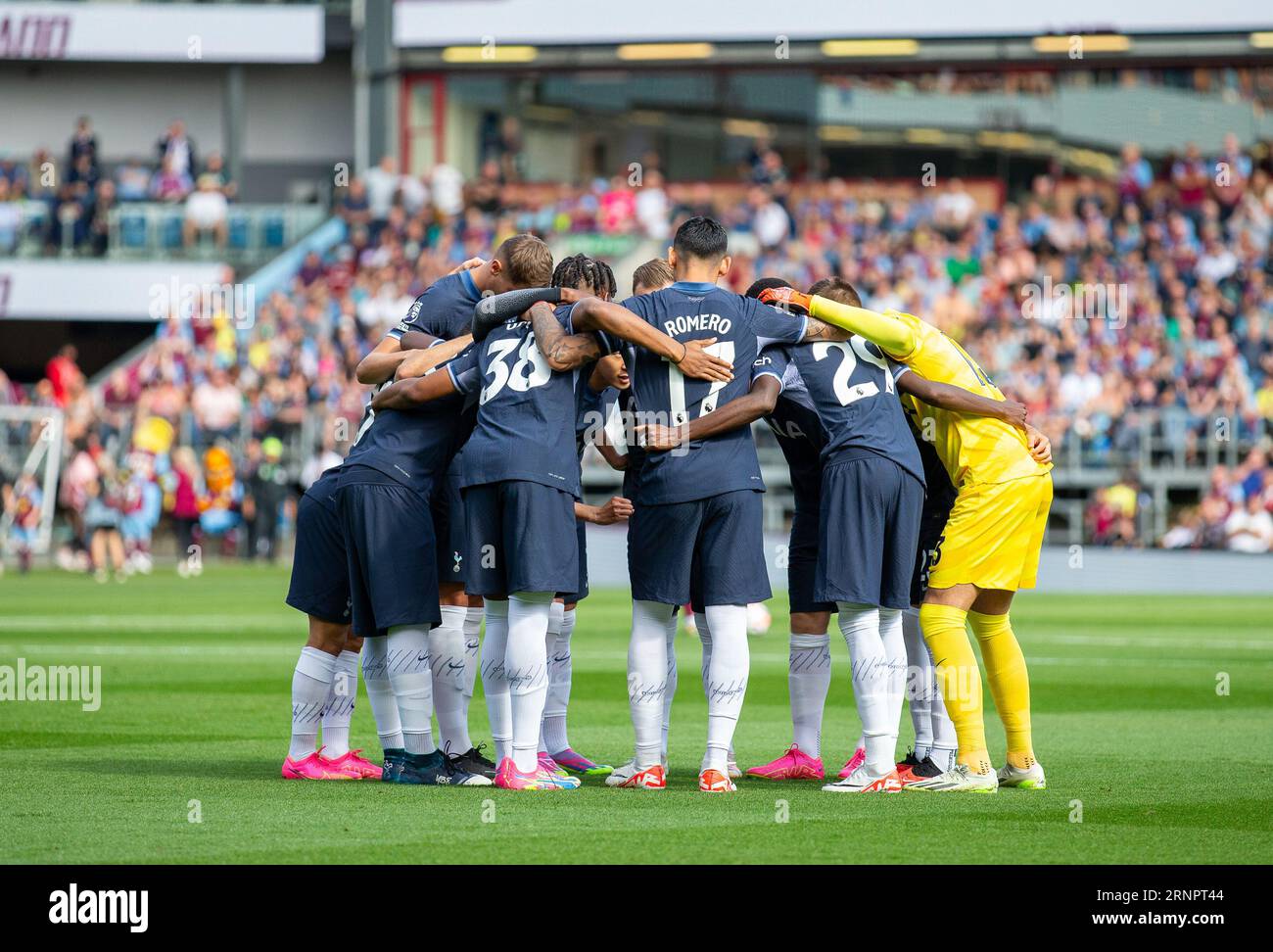 Tottenham hotspur players huddle hi-res stock photography and images ...