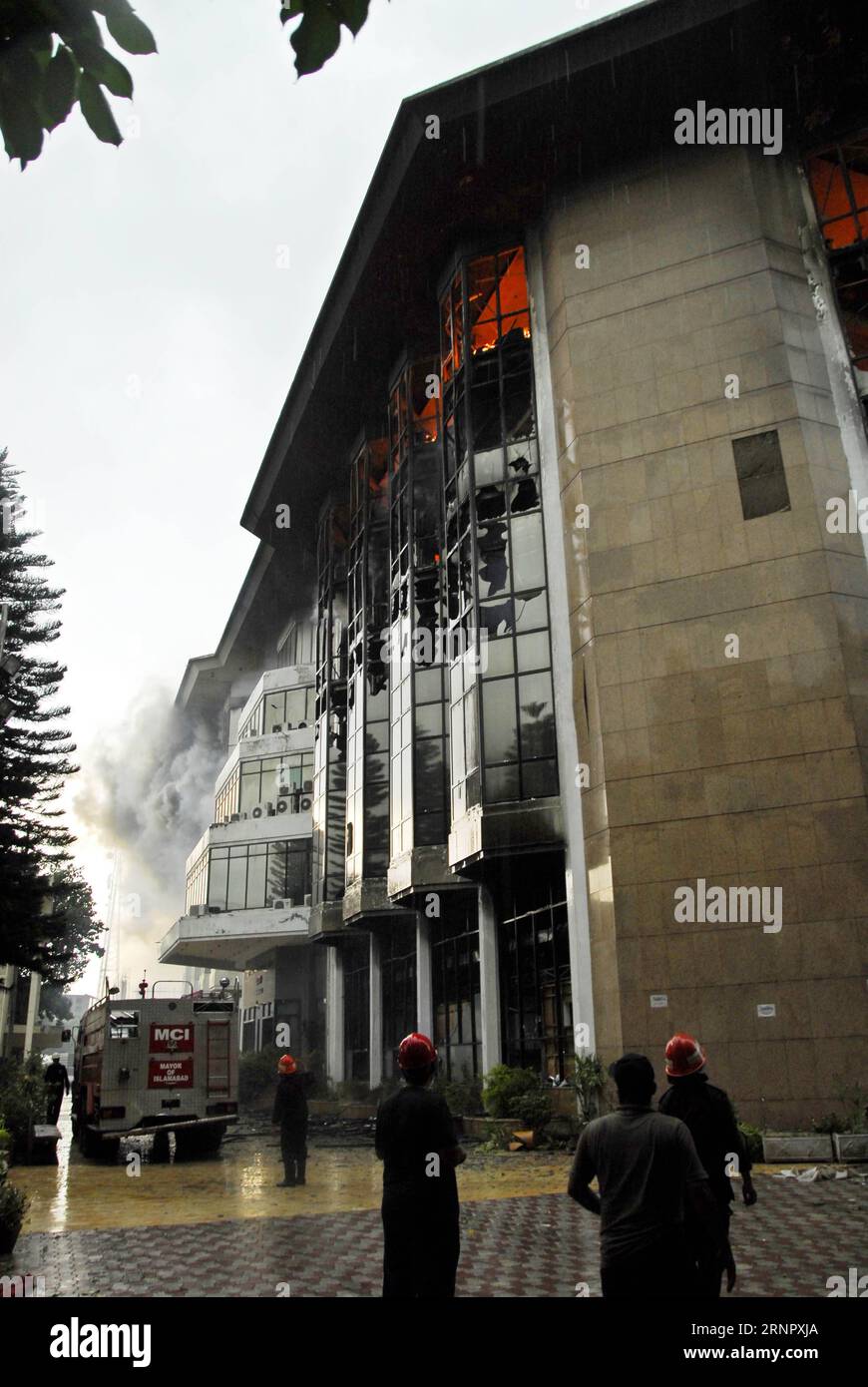 (170910) -- ISLAMABAD, Sept. 10, 2017 -- Pakistani firefighters work at ...
