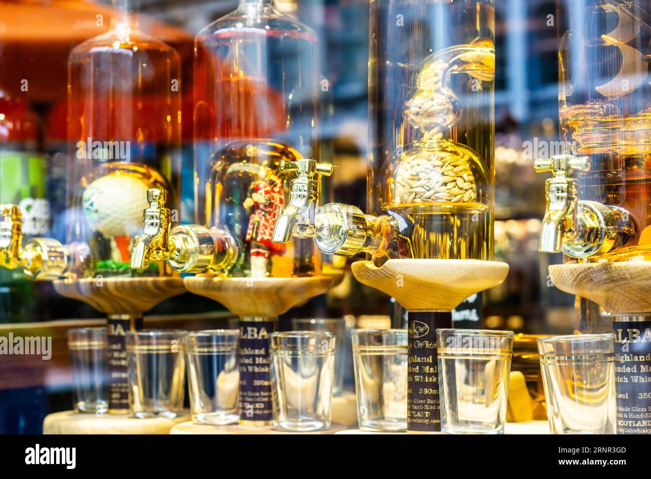 Liquor store display window hi-res stock photography and images - Alamy