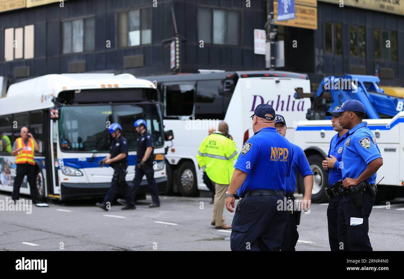 Two new york city buses hi-res stock photography and images - Alamy