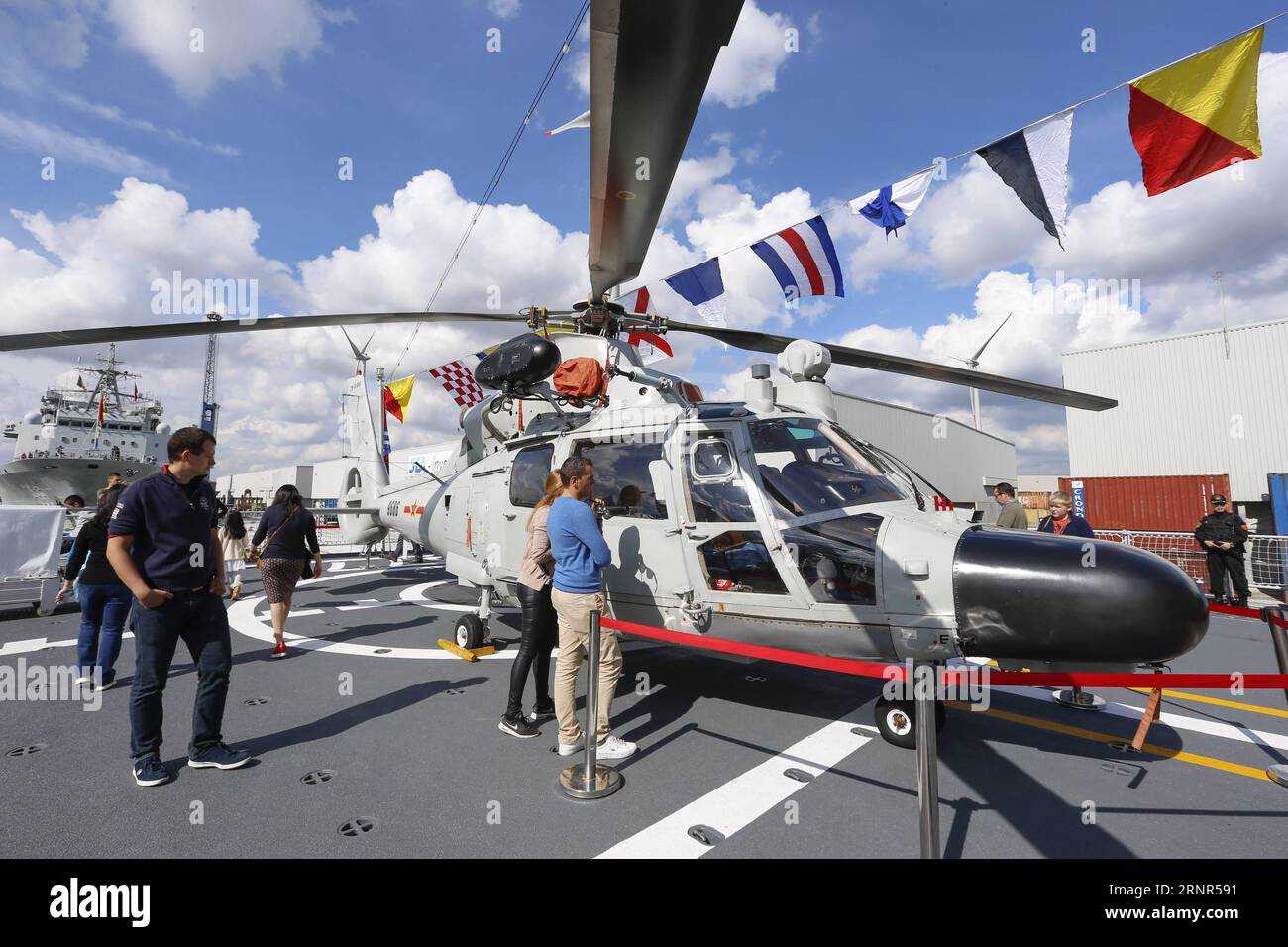 (170919) -- ANTWERP, Sept. 19, 2017 -- Visitors take a close look to a ...
