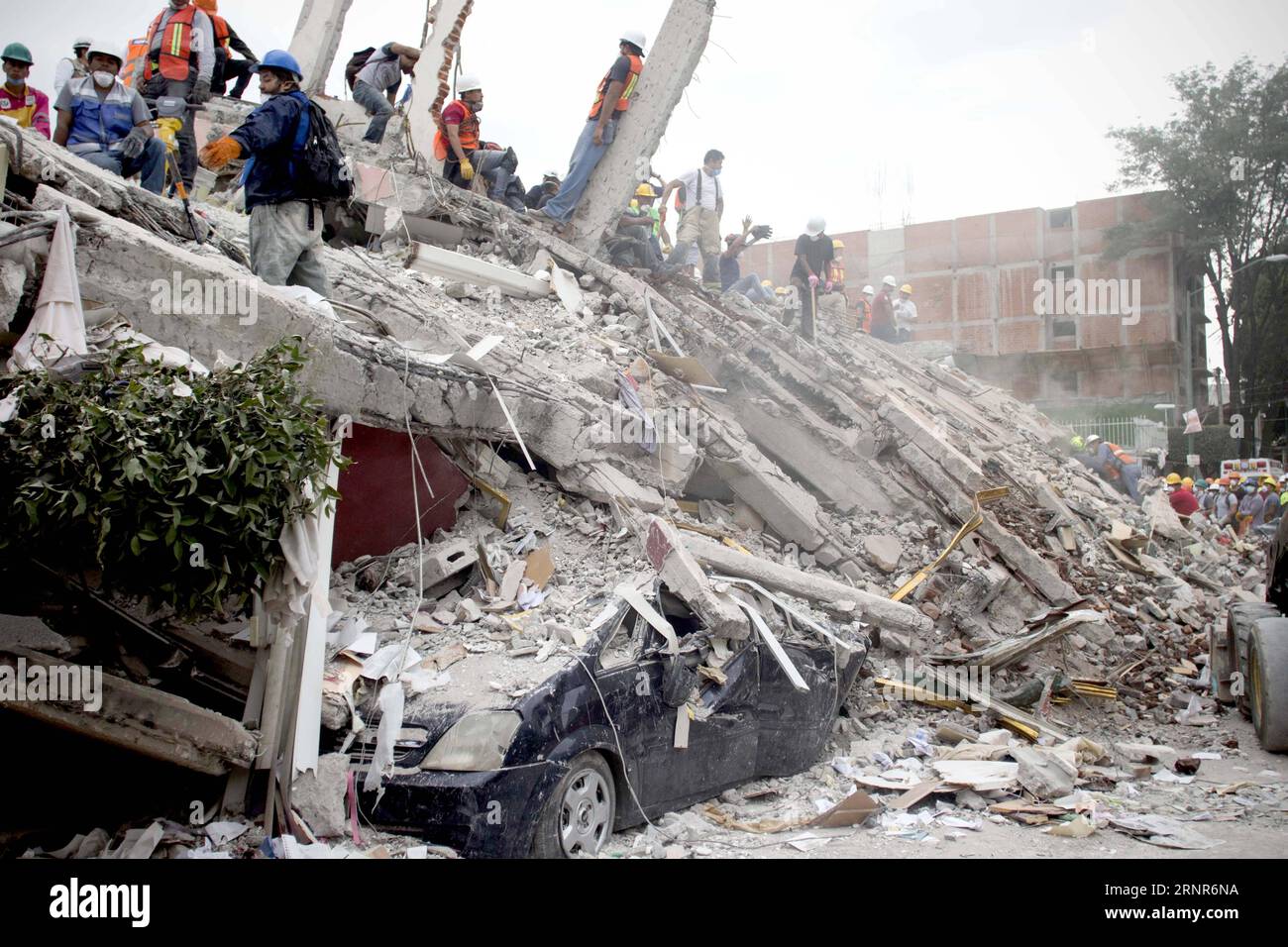 (170921) -- MEXICO CITY, Sept. 21, 2017 -- Volunteers and rescuers work ...