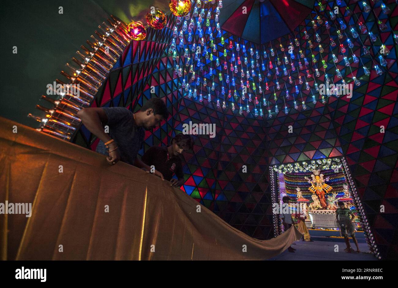 (170922) -- KOLKATA, Sept. 22, 2017 -- Indian artists prepare a ...