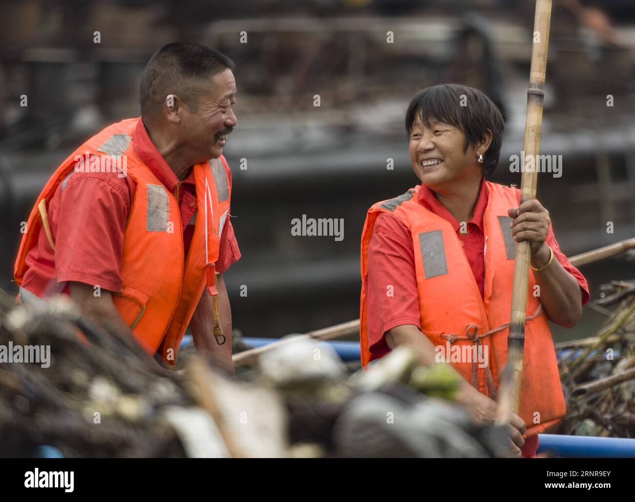 (170923) -- YICHANG, Sept. 23, 2017 -- Sanitary workers Cui Bangjun (L) and his wife Chen ...