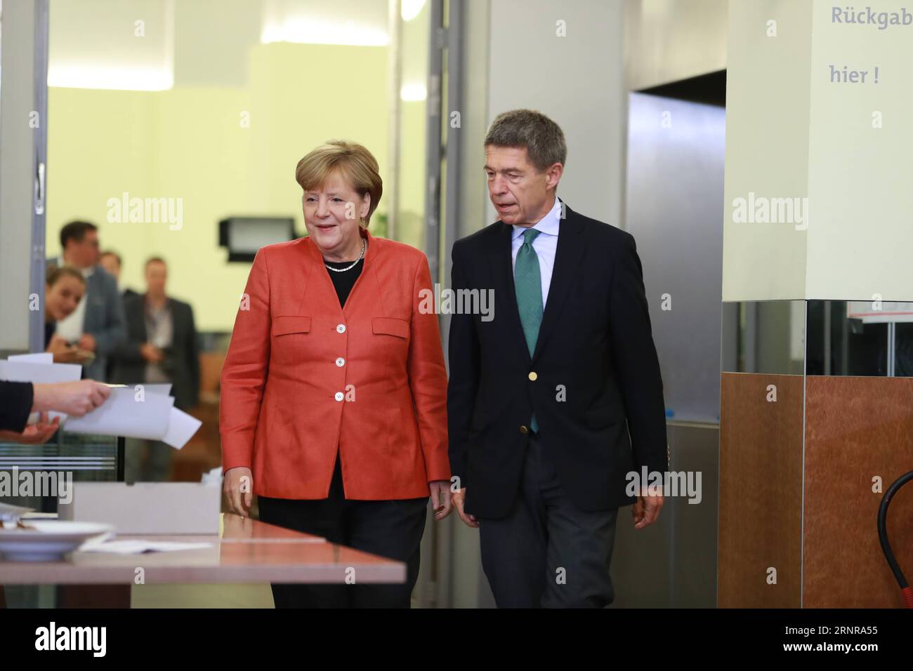 Angela merkel husband joachim sauer hi-res stock photography and images ...