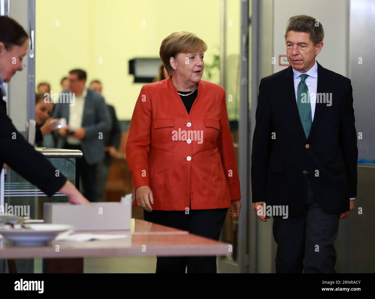 Angela merkel and her husband joachim sauer hi-res stock photography ...