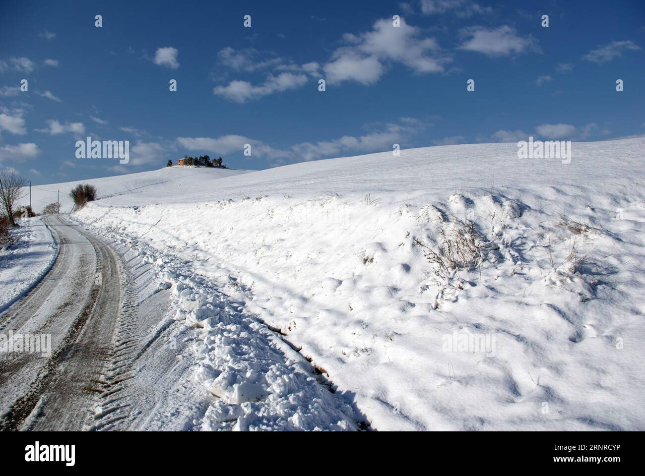 Montagna di neve di giorno hi-res stock photography and images - Alamy