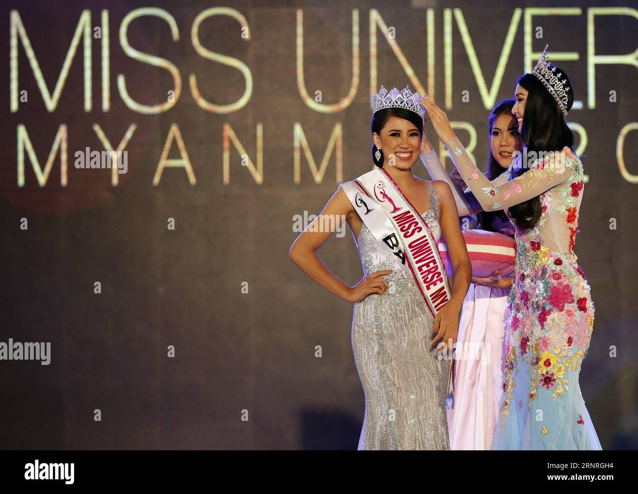 (170930) -- YANGON, Sept. 30, 2017 -- Hnin Thway Y (L) receives the crown after winning the Miss ...
