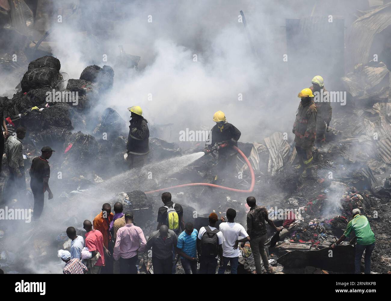 (171006) -- NAIROBI, Oct. 6, 2017 -- Firefighters work at the Gikomba ...
