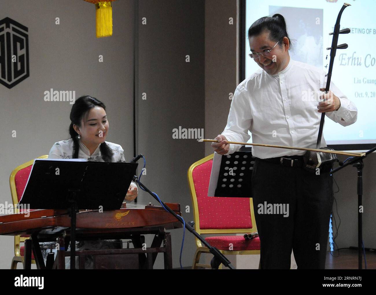 (171009) -- AMMAN, Oct. 9, 2017 -- Chinese musician Liu Guangyu (R ...