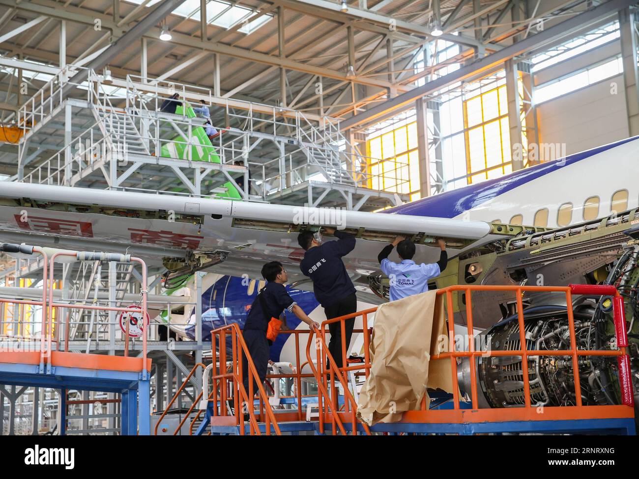 (171020) -- SHANGHAI, Oct. 20, 2017 -- System installation of the C919 ...