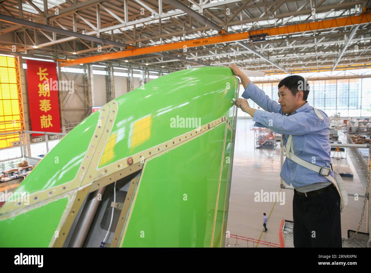 (171020) -- SHANGHAI, Oct. 20, 2017 -- System installation of the C919 ...
