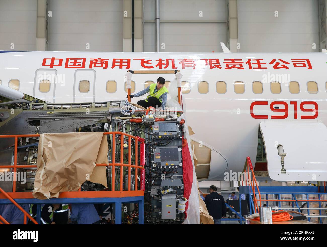 (171020) -- SHANGHAI, Oct. 20, 2017 -- System installation of the C919 ...