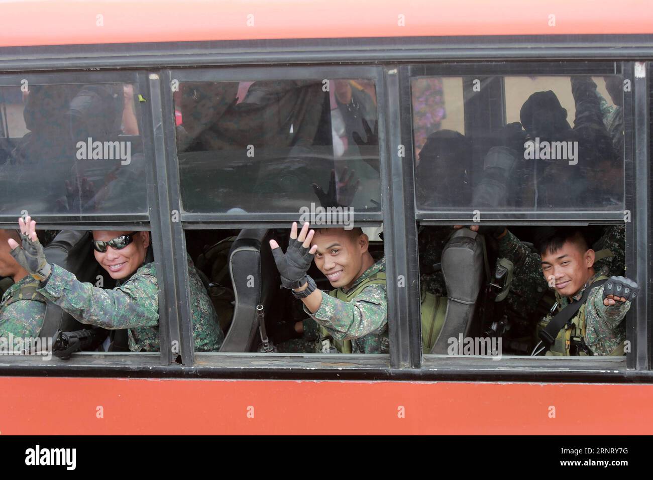 Bilder des Tages (171021) -- MARAWI, Oct. 21, 2017 -- Soldiers from the ...