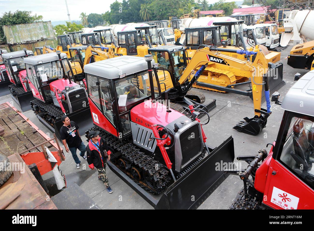 (171024) -- MANILA, Oct. 24, 2017 -- Workers from the Philippine ...