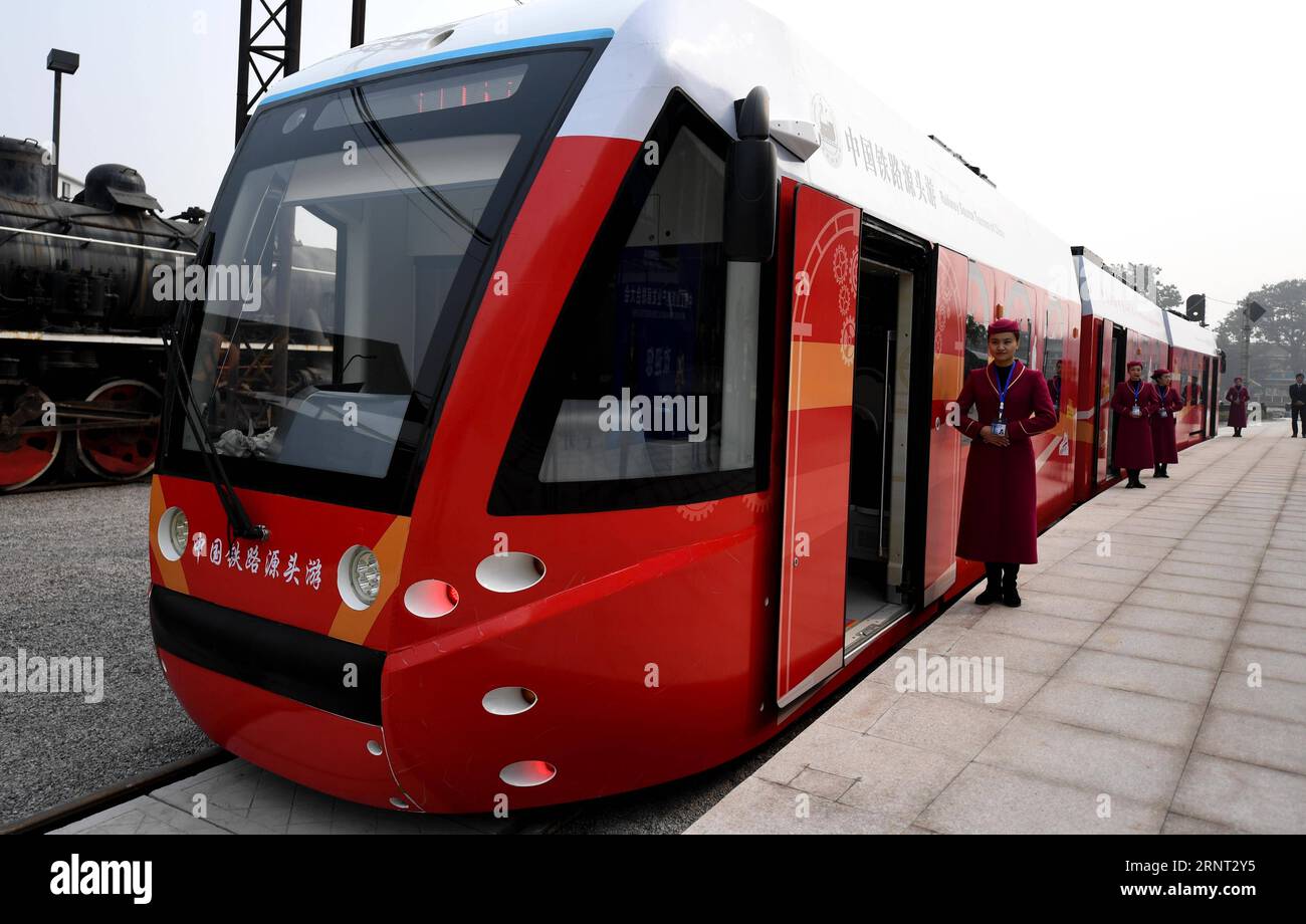 Bilder des Tages (171027) -- TANGSHAN, Oct. 27, 2017 -- A tram powered ...