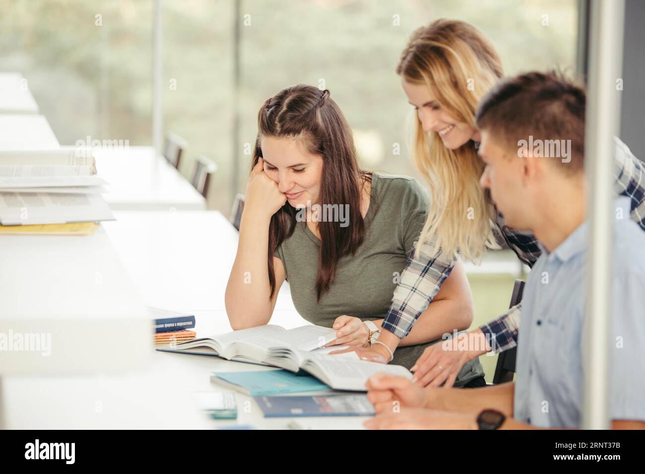 College students library Stock Photo - Alamy