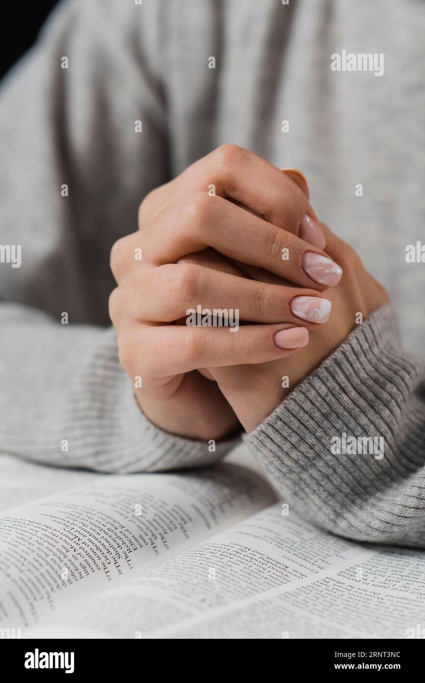 Female figure with bible hi-res stock photography and images - Alamy