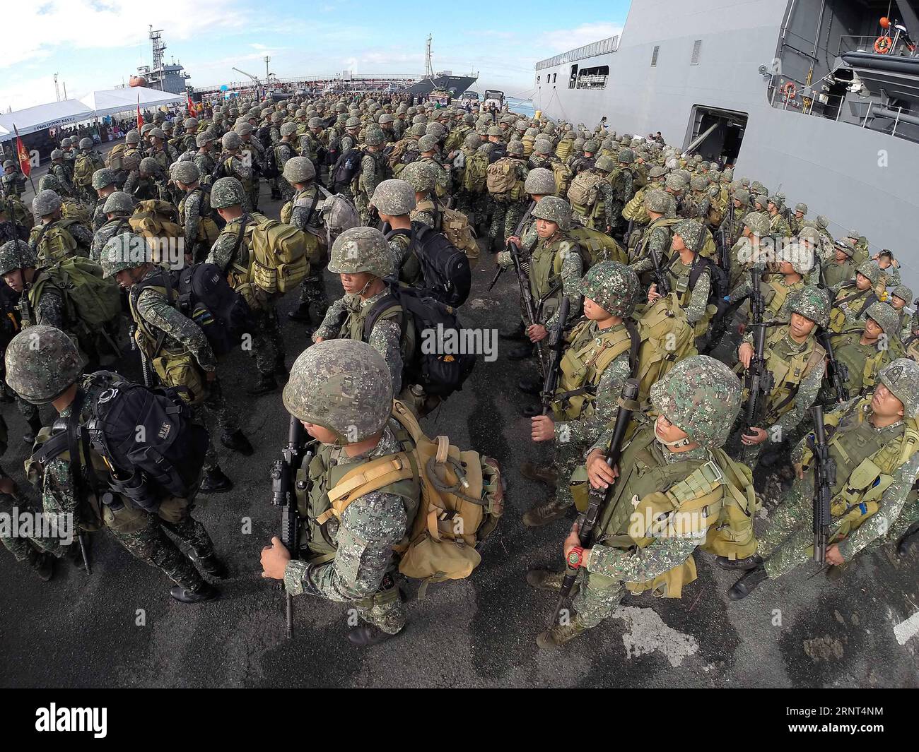(171030) -- MANILA, Oct. 30, 2017 -- Members of the Philippine Marines ...