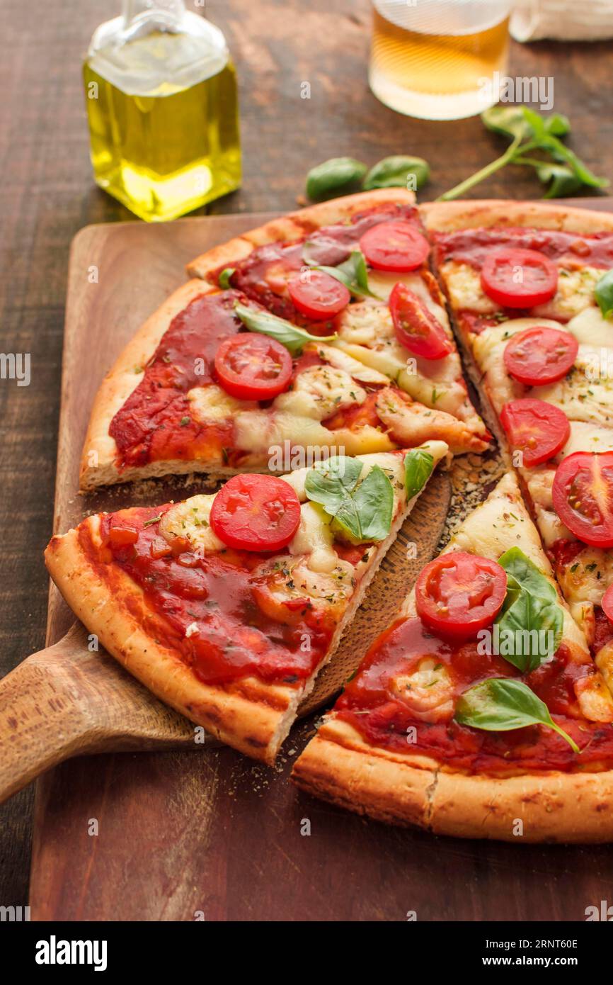 Overhead view margherita pizza chopping board Stock Photo - Alamy