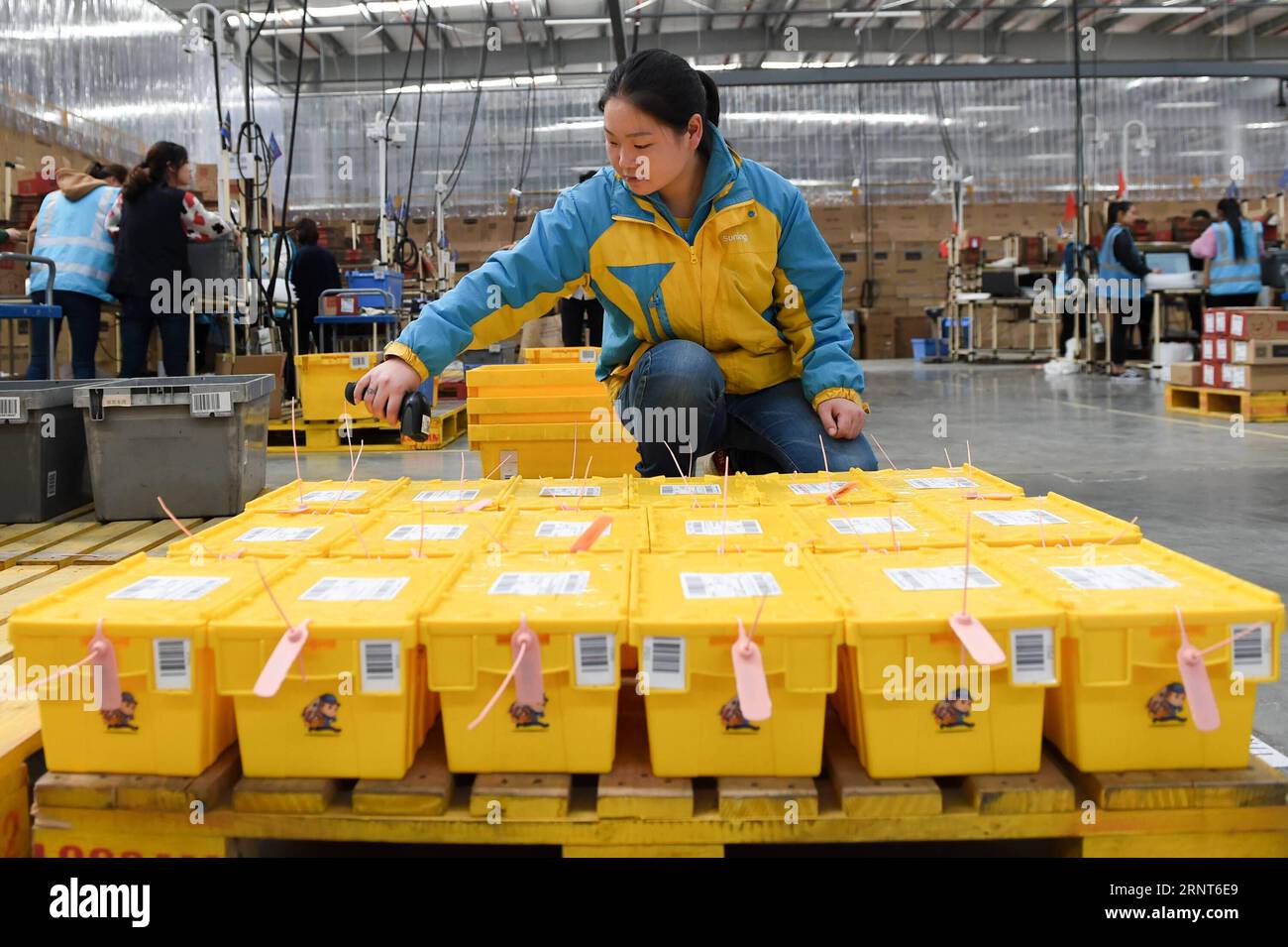 (171031) -- NANJING, Oct. 31, 2017 -- A staff worker scans bar codes of ...