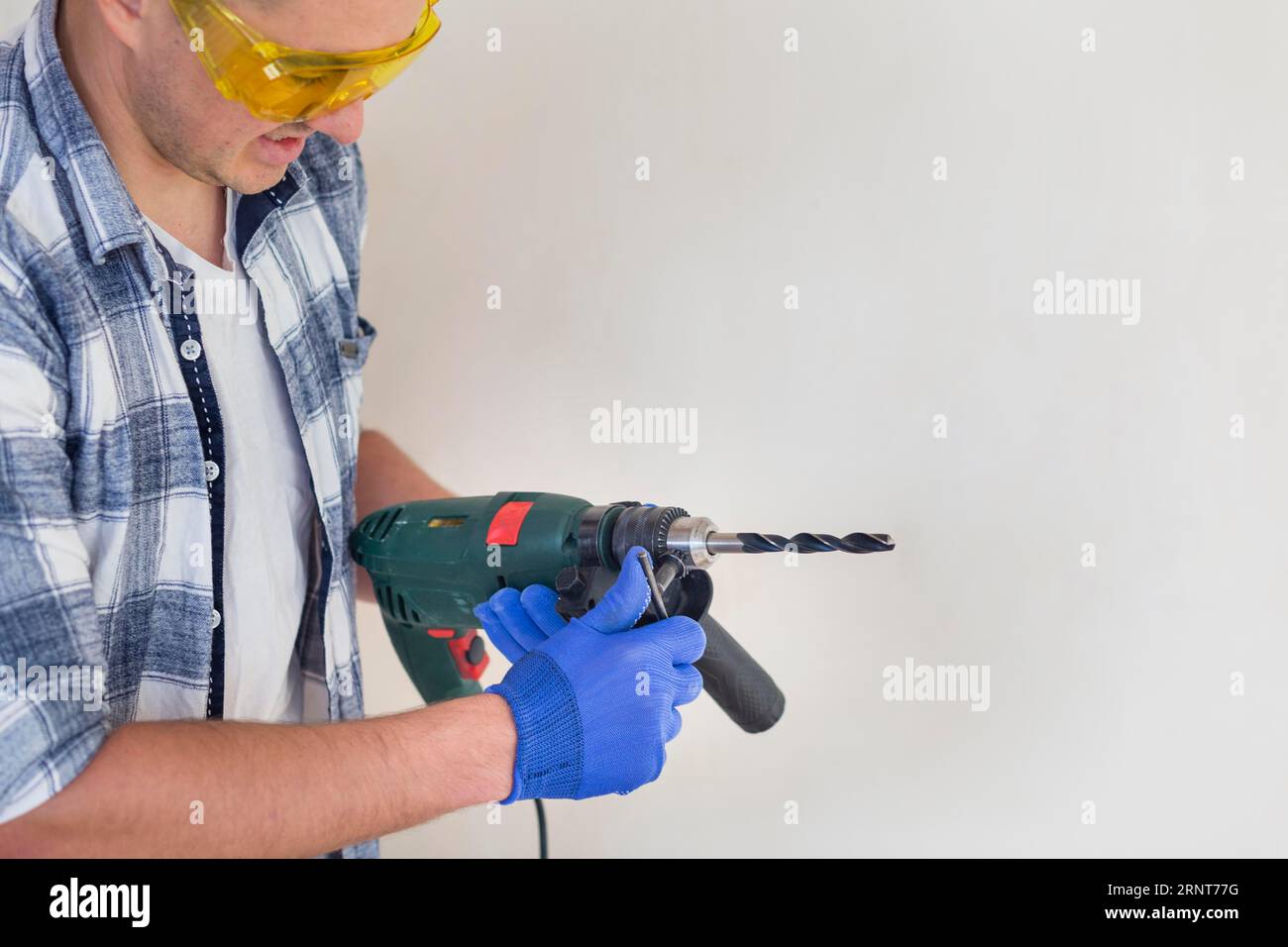 Worker holding hammer drill Stock Photo - Alamy