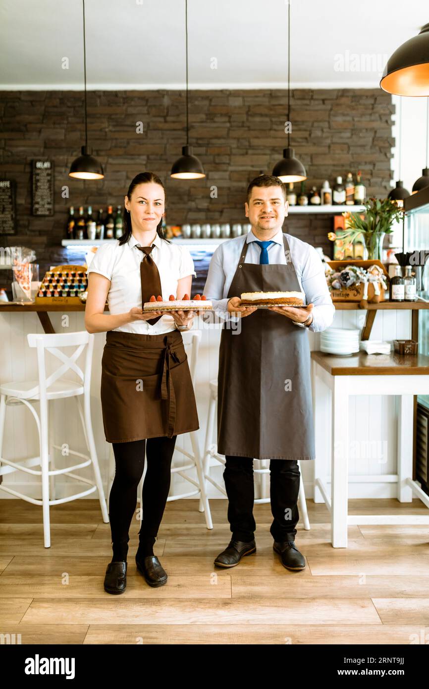 Barkeepers hi-res stock photography and images - Alamy