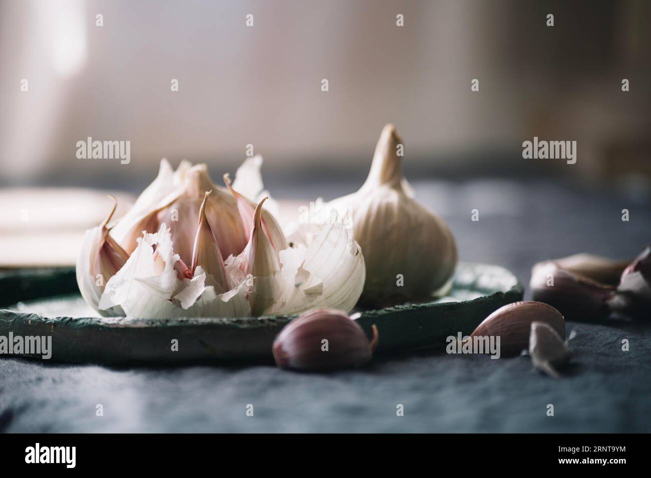 How to cook garlic hi-res stock photography and images - Alamy