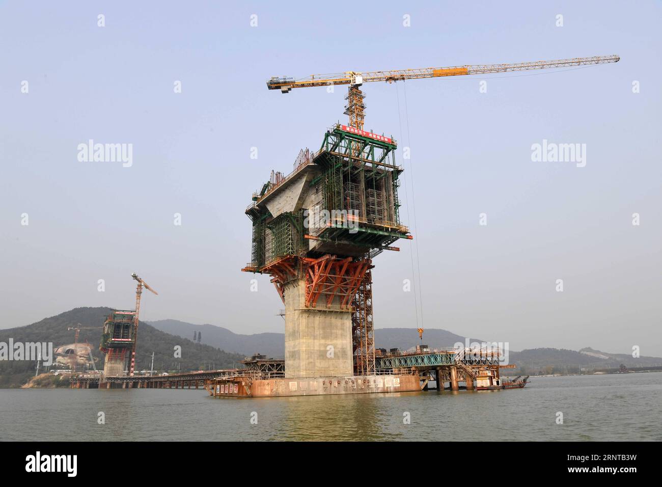 (171104) -- XIANGYANG, Nov. 4, 2017 -- Photo taken on Nov. 4, 2017 ...