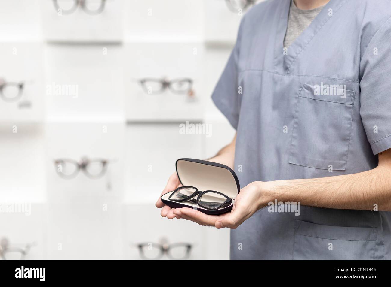 One person side view hi-res stock photography and images - Alamy