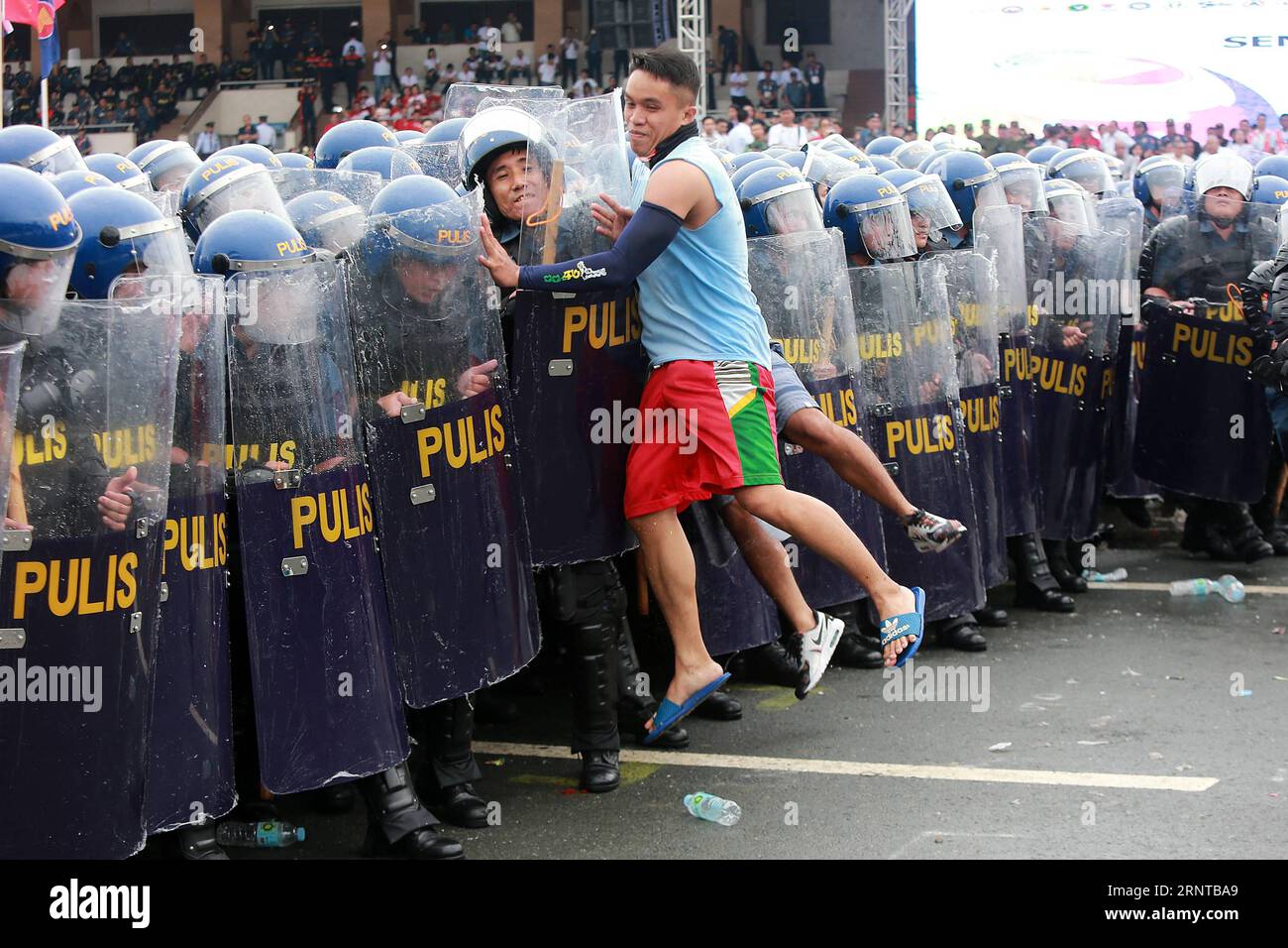 Philippine police officials hi-res stock photography and images - Alamy